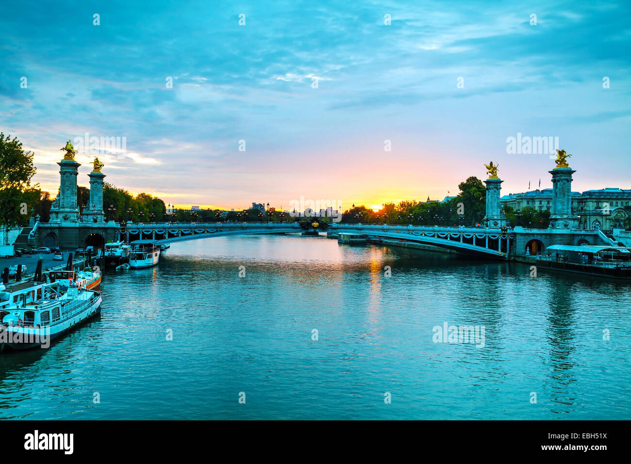 Paris bridge hi-res stock photography and images - Alamy