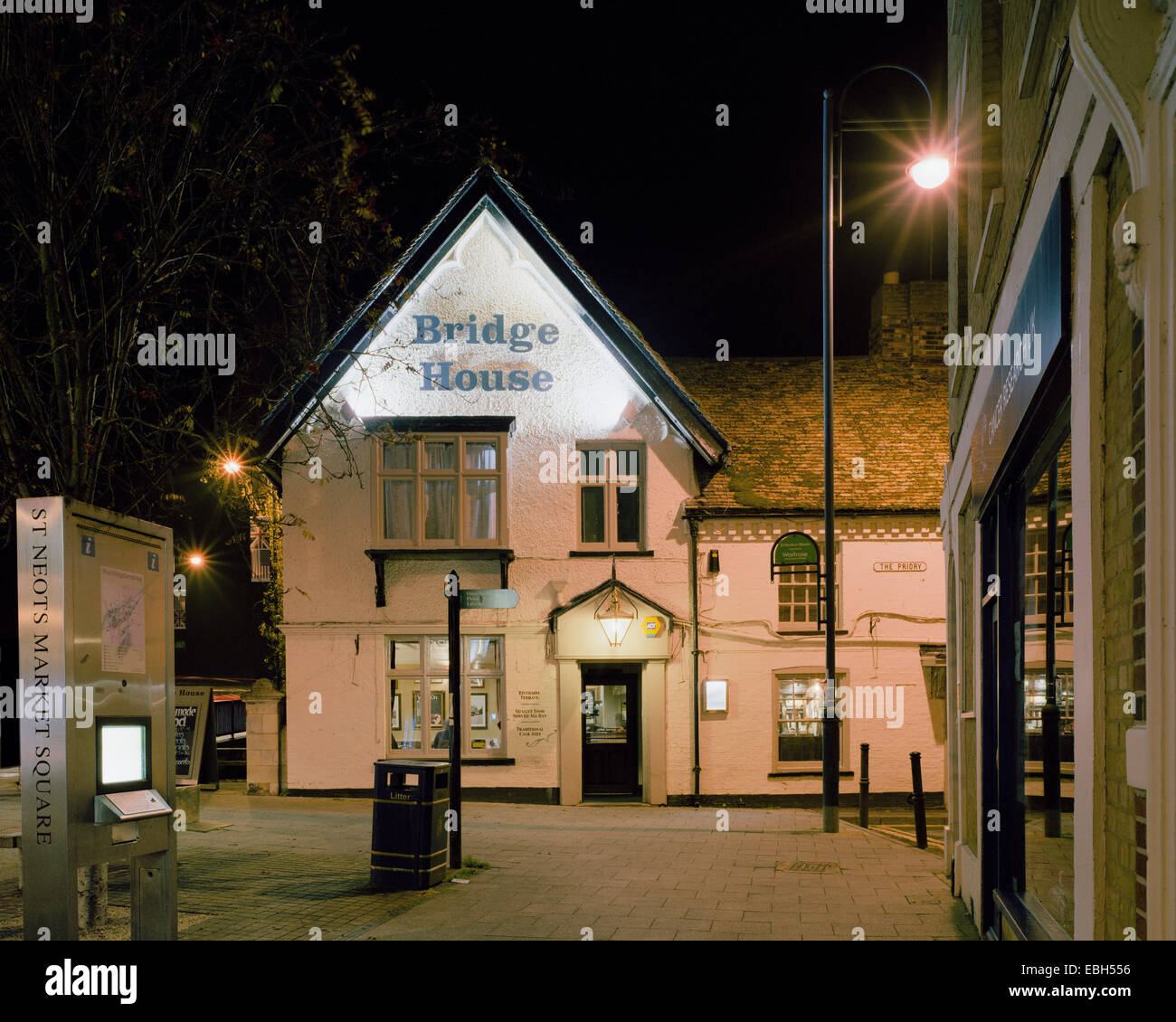 Bridge House Hotel St Neots Cambridgeshire at night Stock Photo - Alamy
