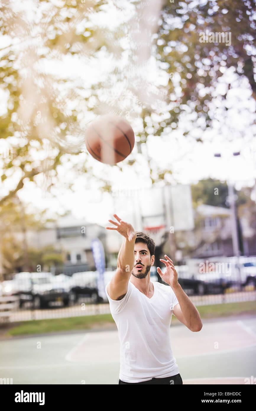 Throwing the ball hi-res stock photography and images - Alamy