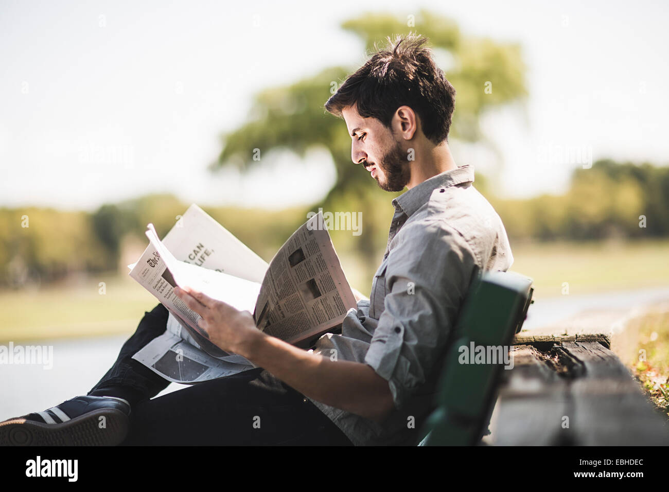 Reading newspaper bench hi-res stock photography and images - Alamy