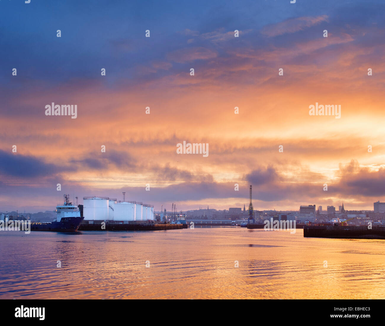 Gas storage tanks hi-res stock photography and images - Alamy