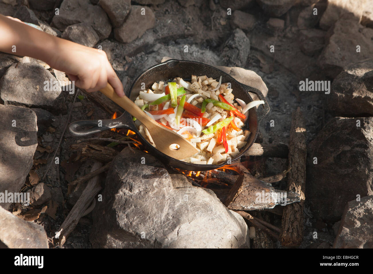 Teenage campfire cooking hi-res stock photography and images - Alamy