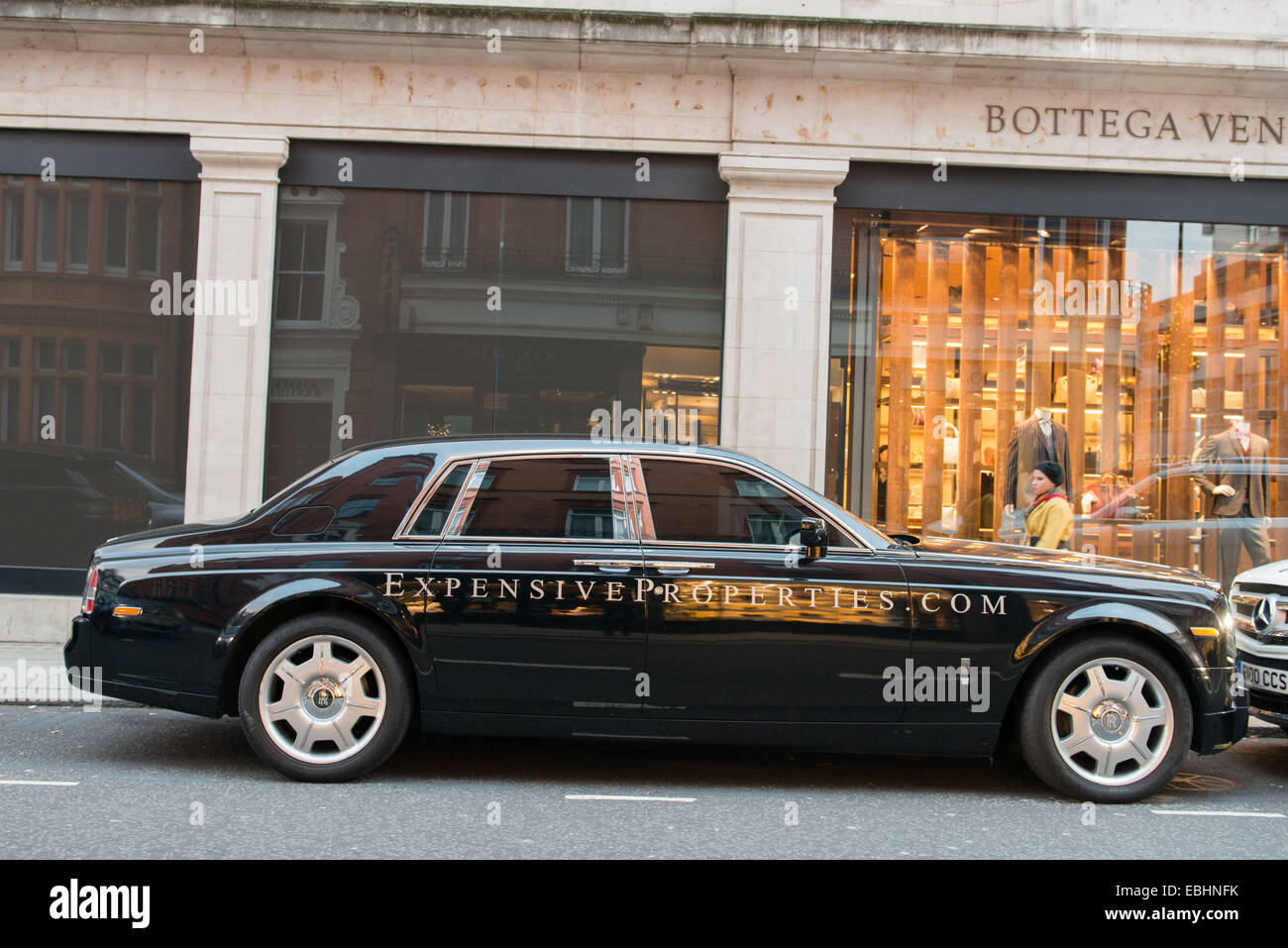 Expensive cars parked by Harrods in West London Stock Photo - Alamy