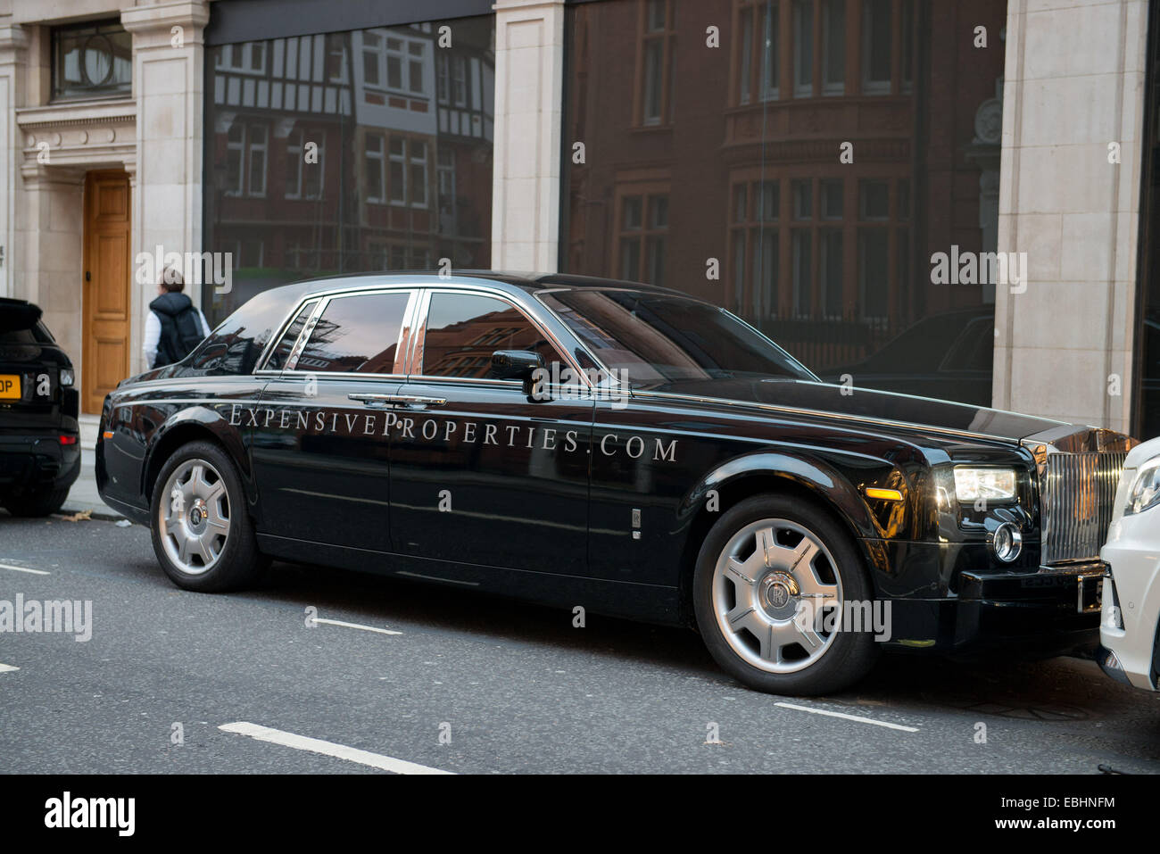 Expensive cars parked by Harrods in West London Stock Photo - Alamy