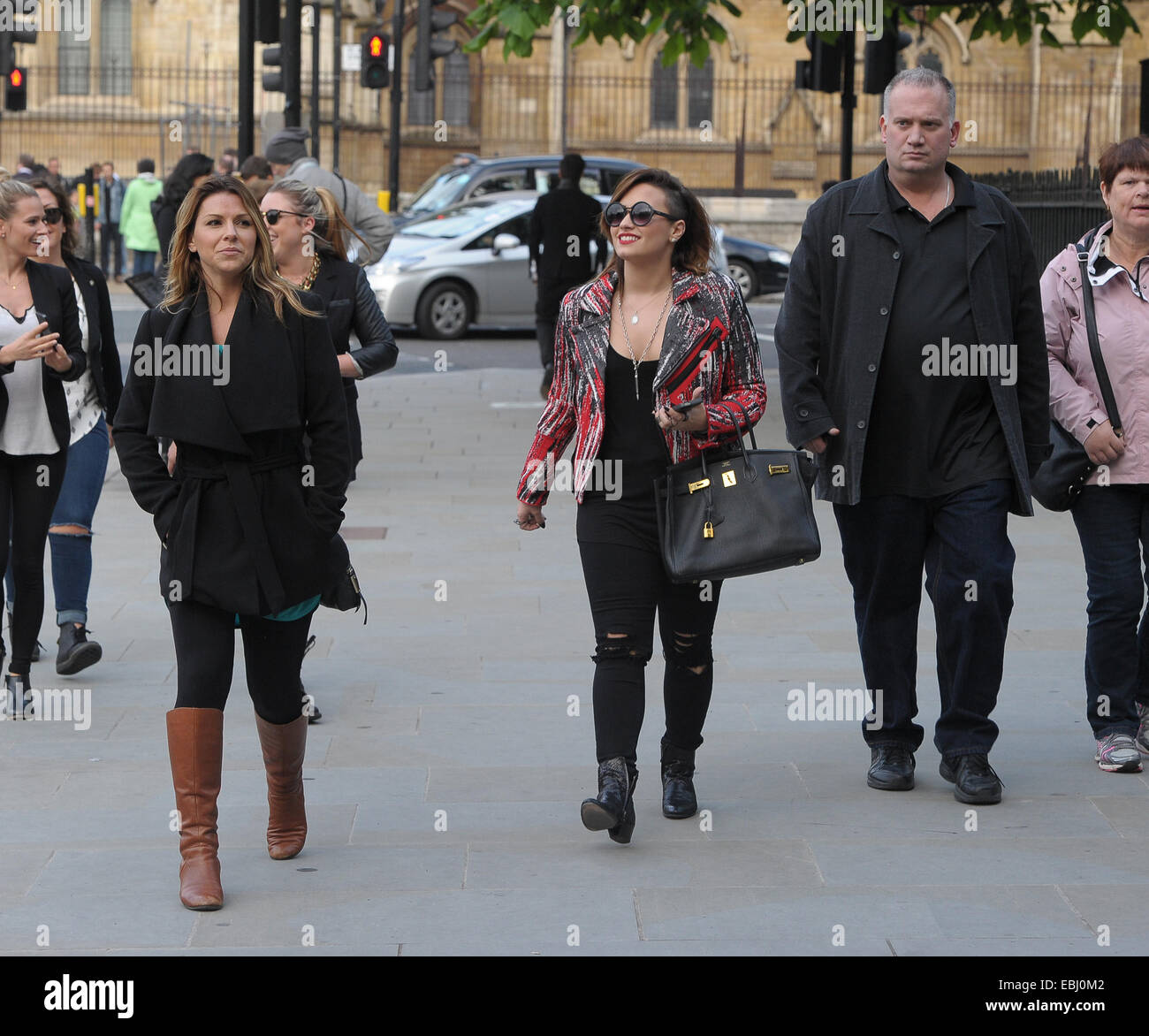 Demi Lovato looks like any other tourist in London, as she and a group ...