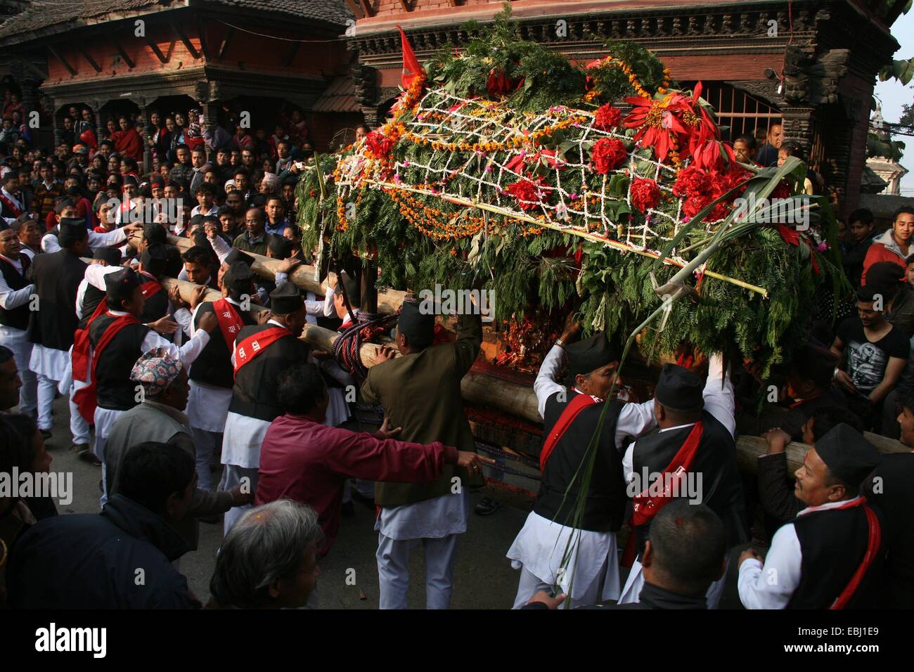 (141202) --KATHMANDU, Dec. 2, 2014 (Xinhua) -- Devotees carry the ...