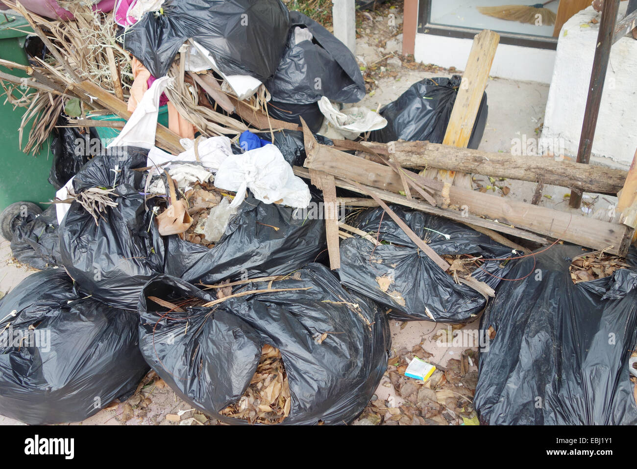 Leave trash hi-res stock photography and images - Alamy