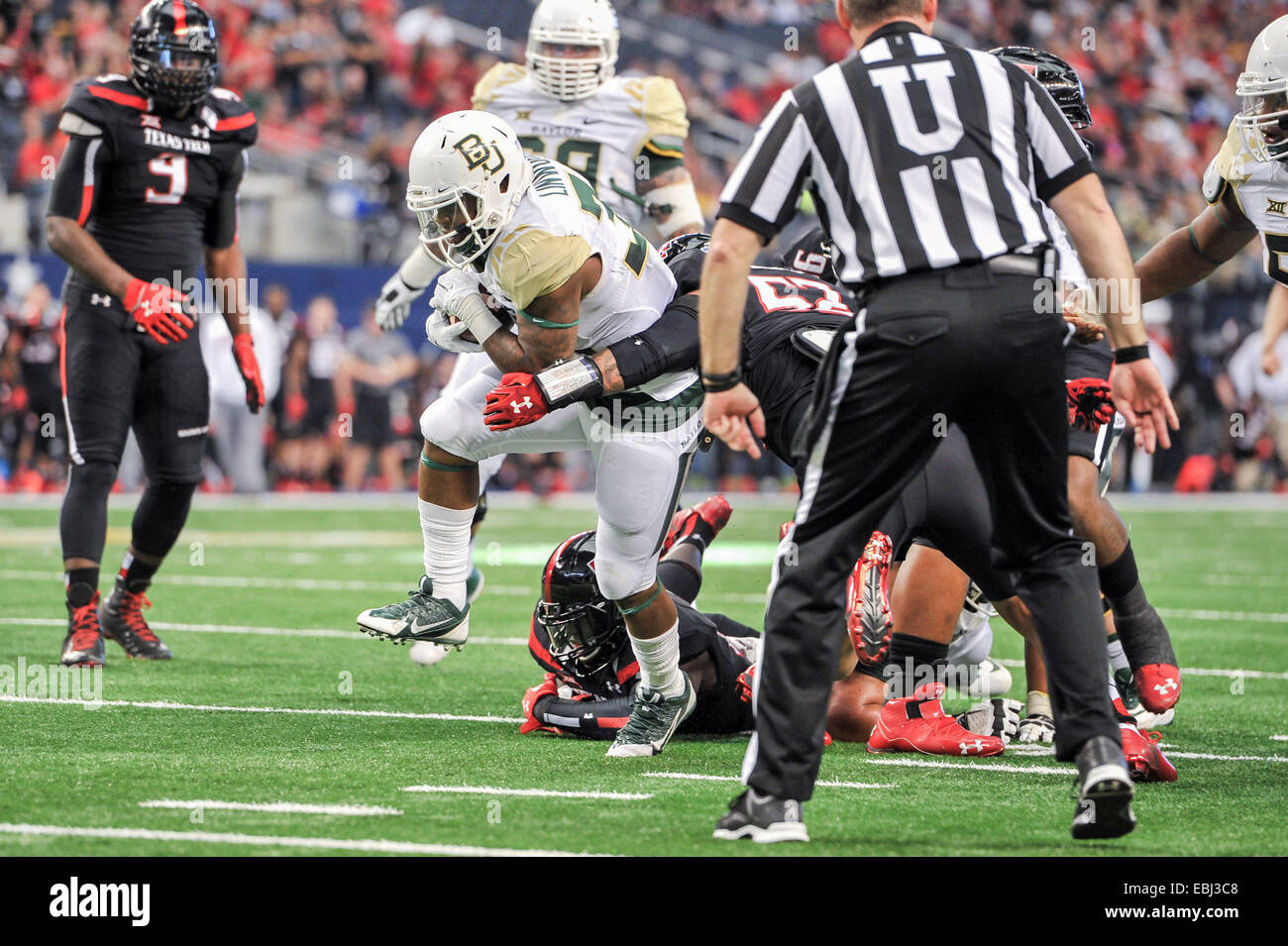 Baylor Bears running back Shock Linwood (32) carries the ball as he runs in for a touchdown ...