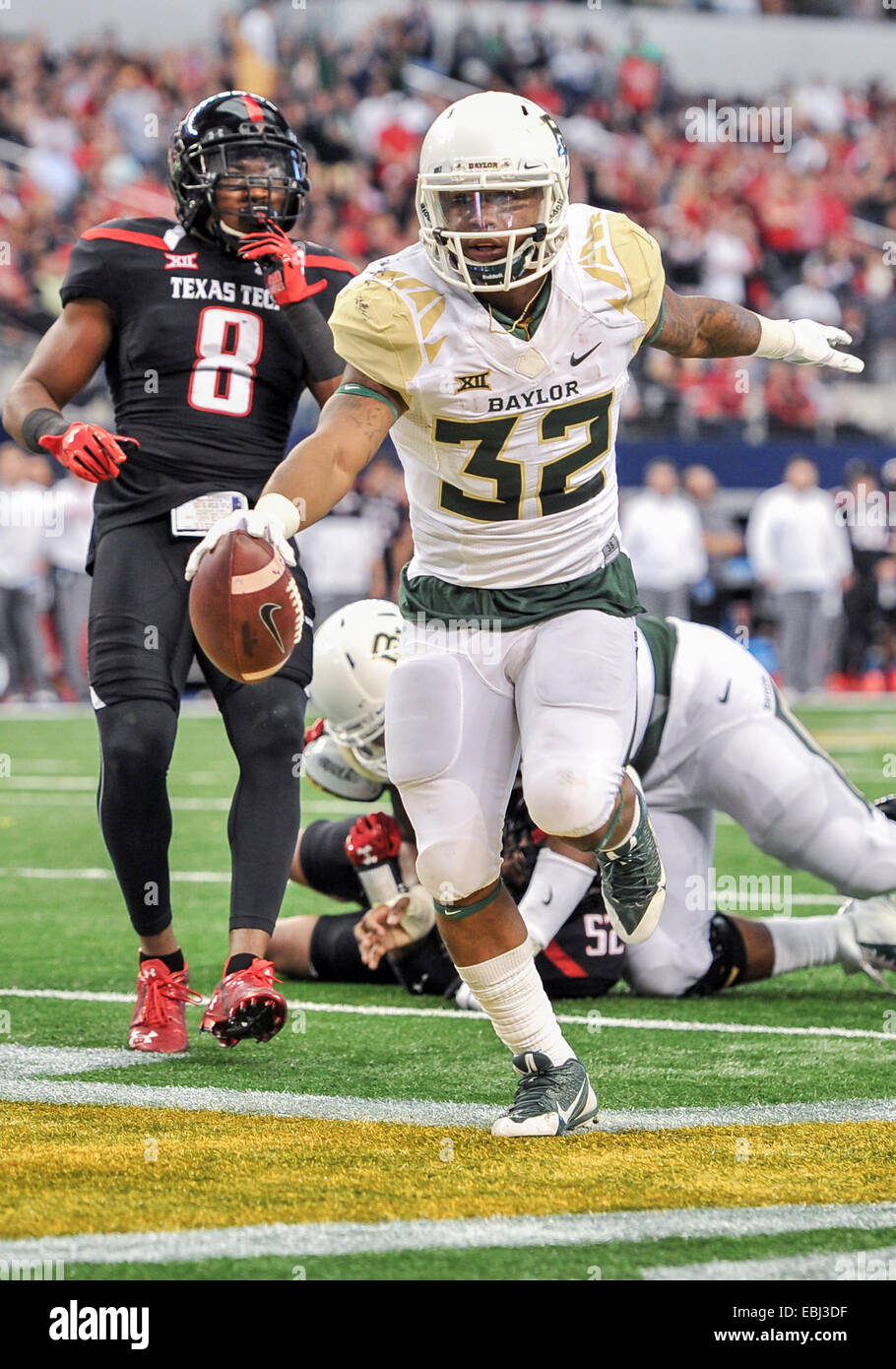 Baylor Bears running back Shock Linwood (32) carries the ball as he runs in for a touchdown ...