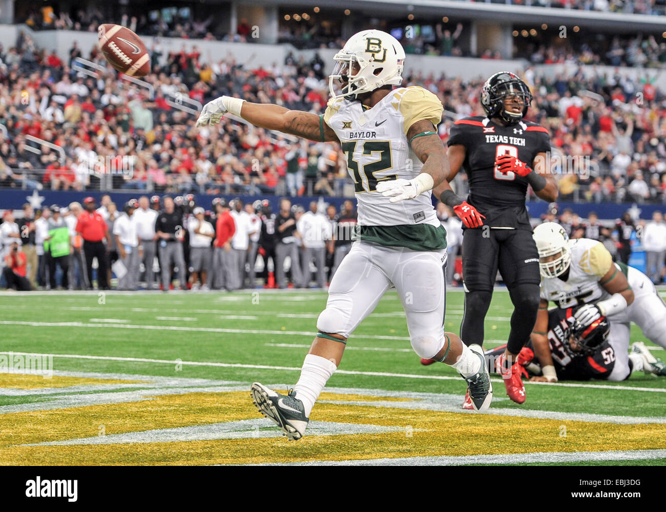 Baylor Bears running back Shock Linwood (32) carries the ball as he ...
