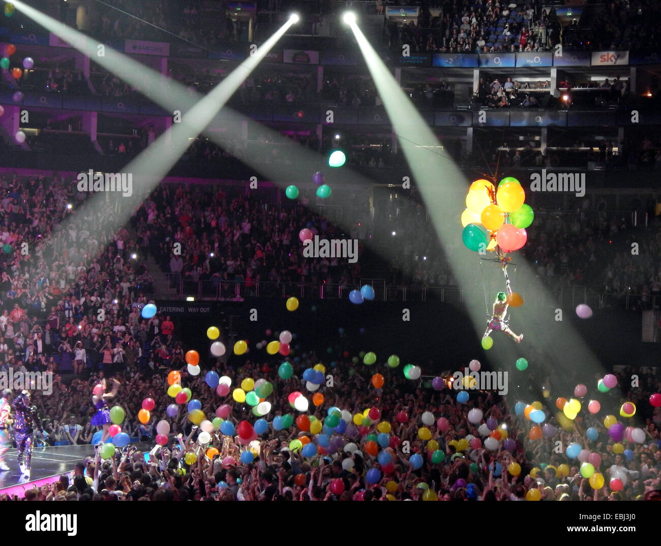 O2 arena london crowd hi-res stock photography and images - Alamy