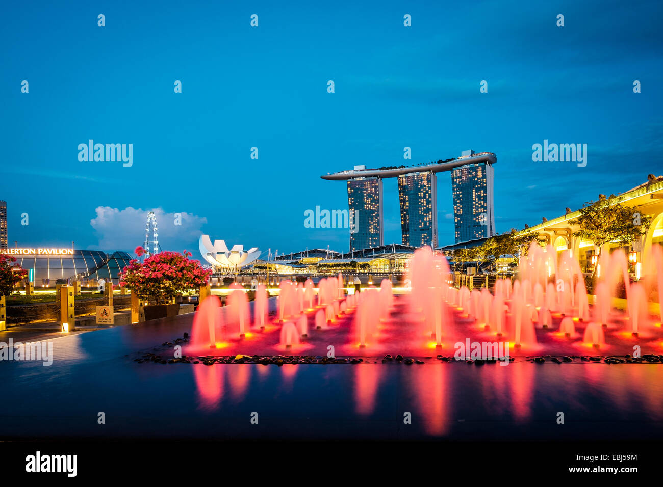 Modern architecture by the bay in Singapore Stock Photo - Alamy