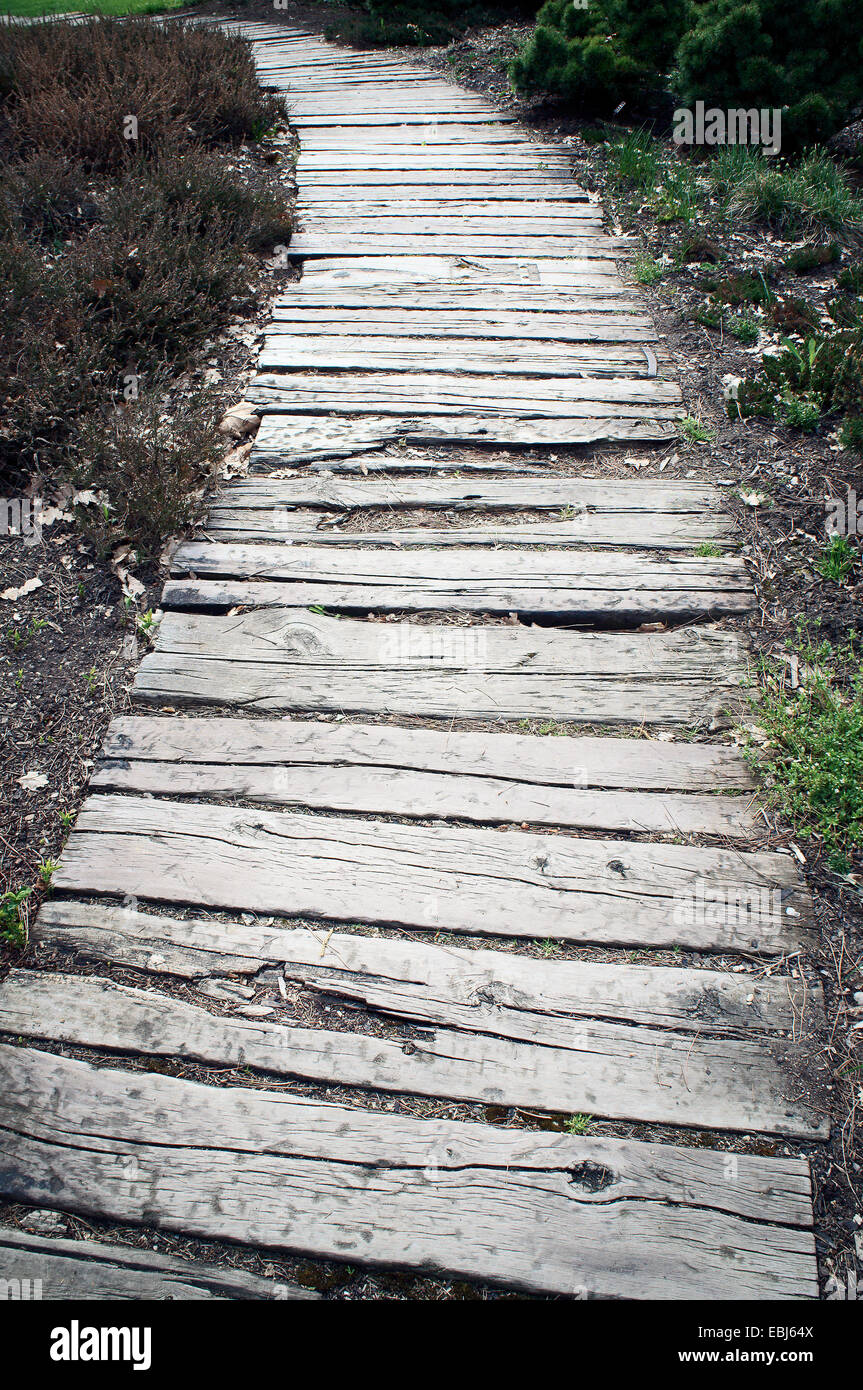 wooden sleepers, garden path Stock Photo - Alamy