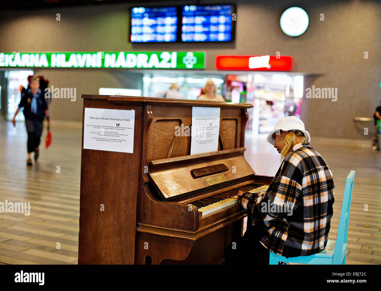 People piano railway station music hi-res stock photography and images ...