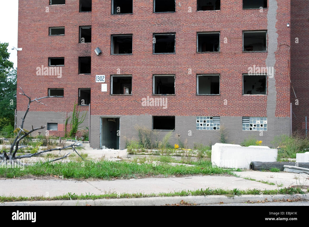 deserted house, block of flats Stock Photo - Alamy