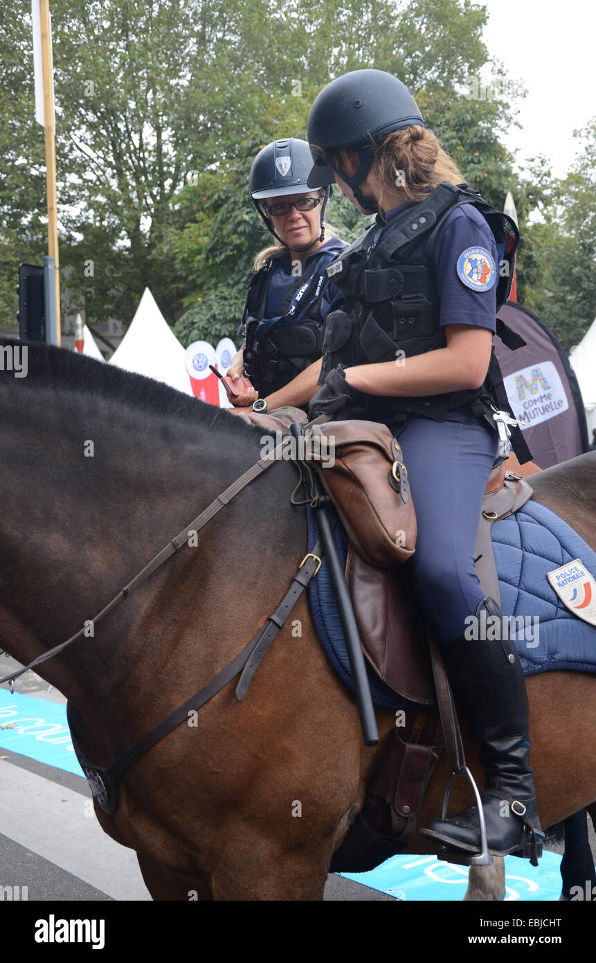 Mounted police woman on horseback hi-res stock photography and images ...