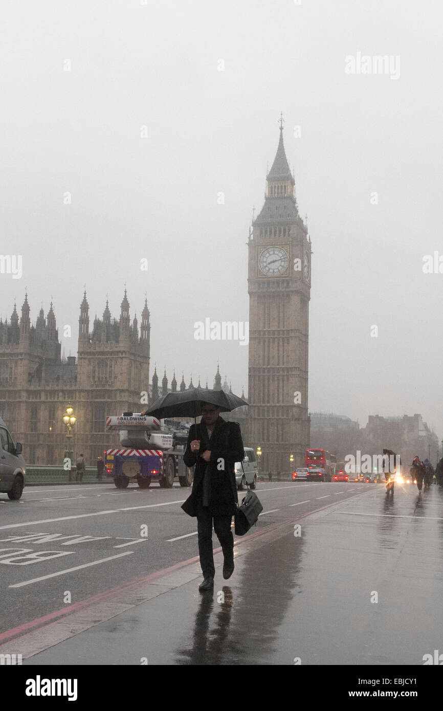 Wet weather london bridge commuters hi-res stock photography and images ...