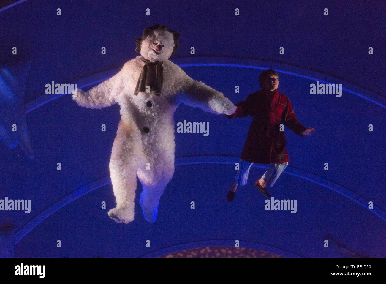 Snowman childrens christmas show hi-res stock photography and images ...