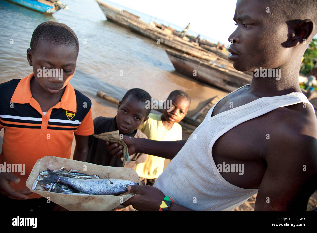 a dealer selling fresh fish, Burundi, Mvugo, Nyanza Lac Stock Photo - Alamy