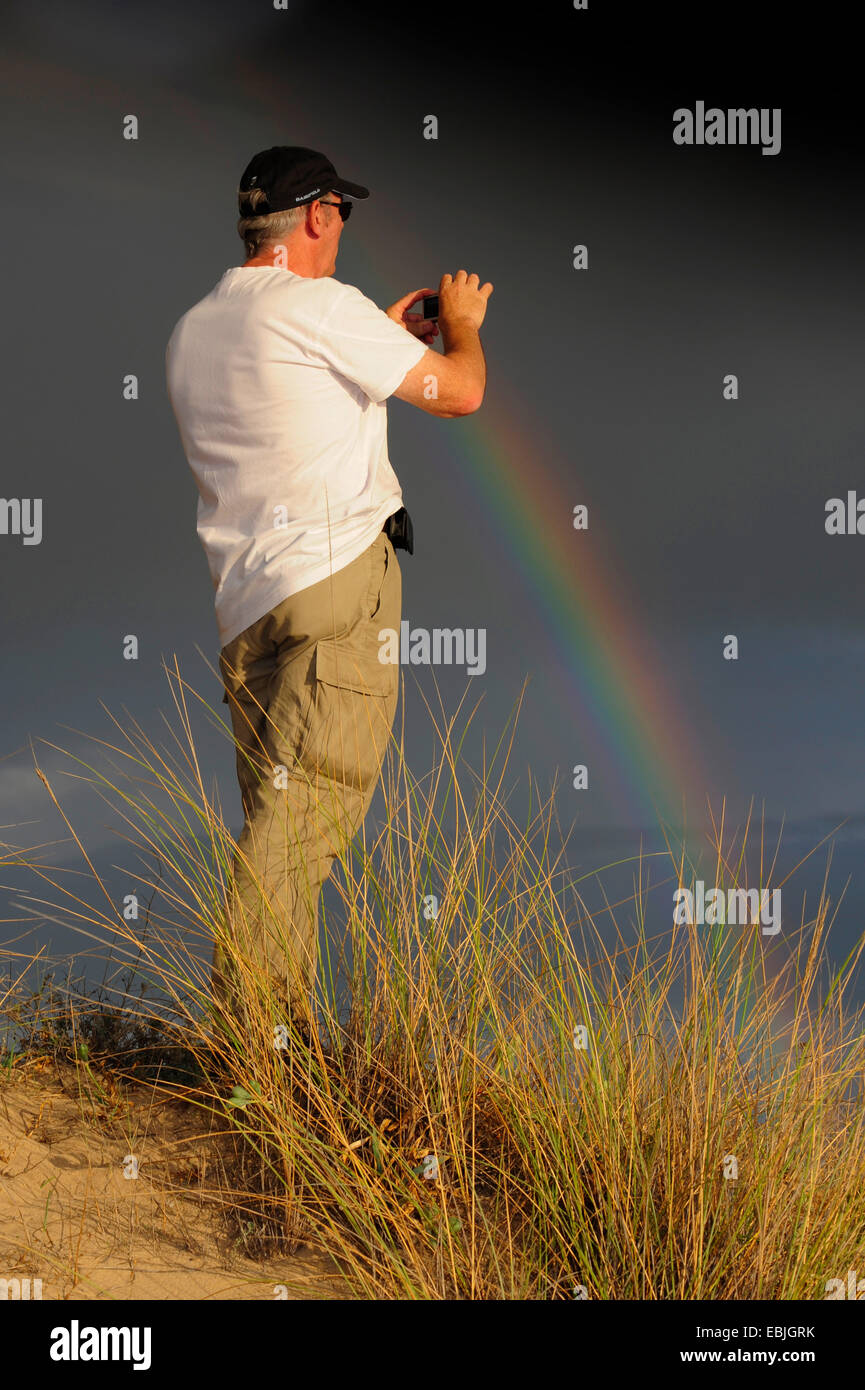 Man in baseball cap from behind hi-res stock photography and images - Alamy