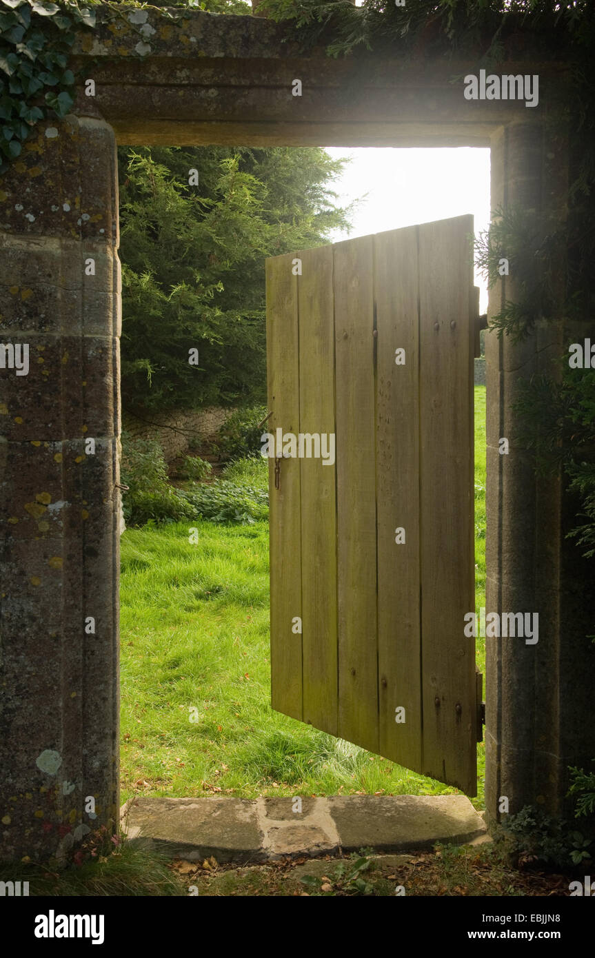 Walled garden gate hi-res stock photography and images - Alamy