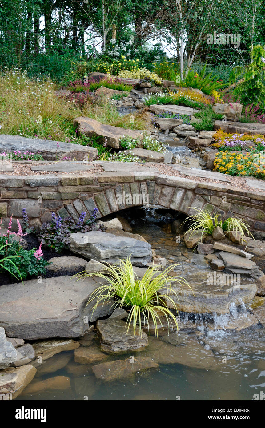 Rock feature garden flowers hi-res stock photography and images - Alamy