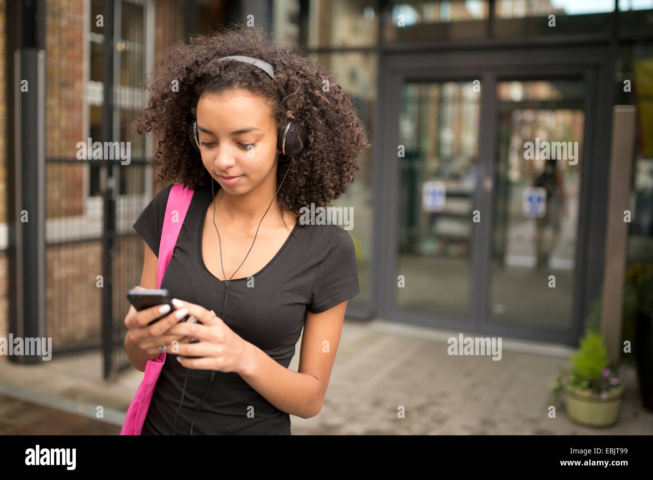Young woman using mp3 player Stock Photo - Alamy