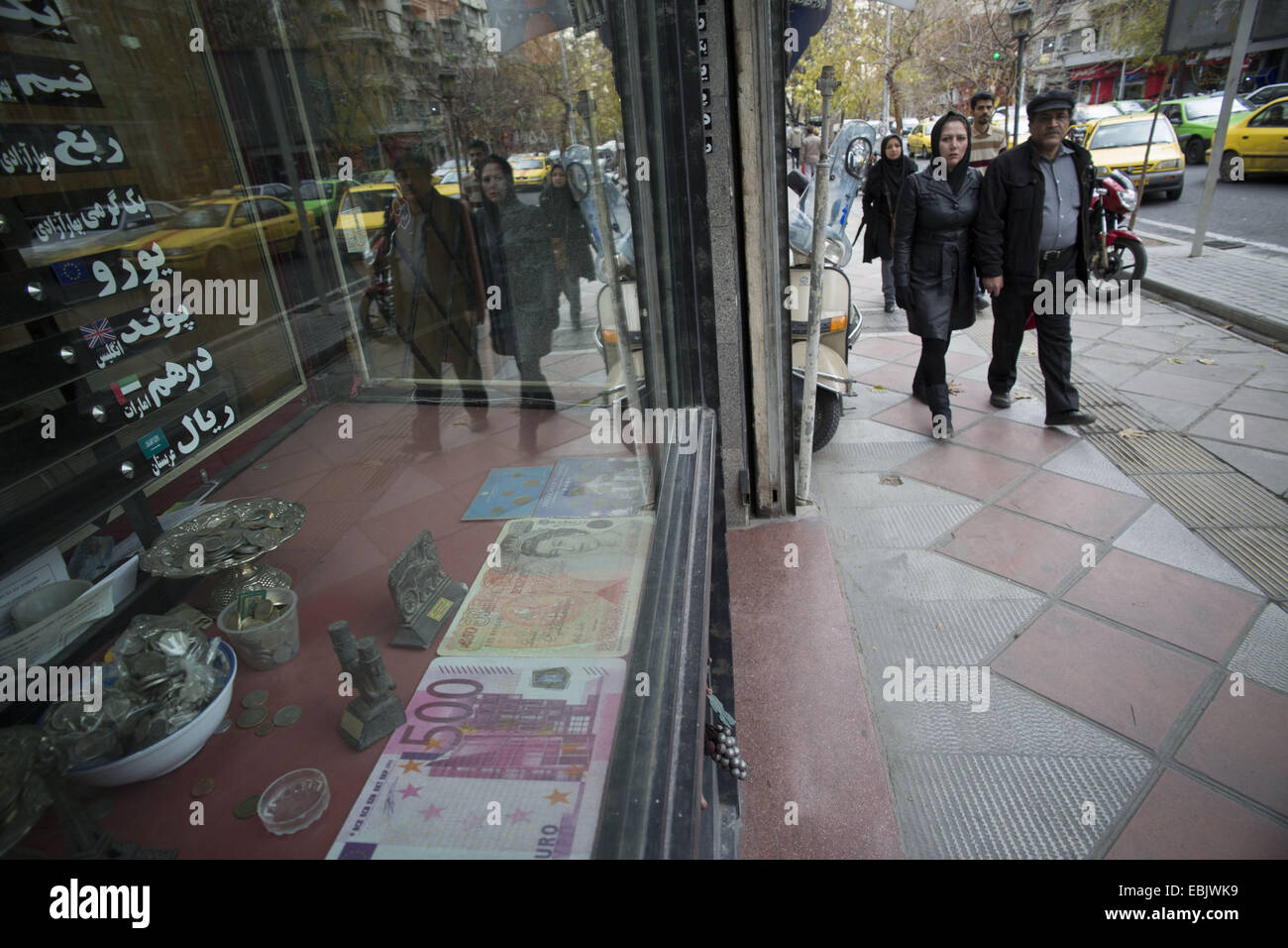 Iranian couple walk hi-res stock photography and images - Alamy