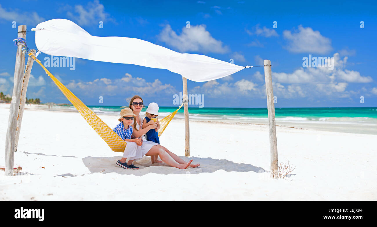 Kids in hammock on beach hi-res stock photography and images - Alamy