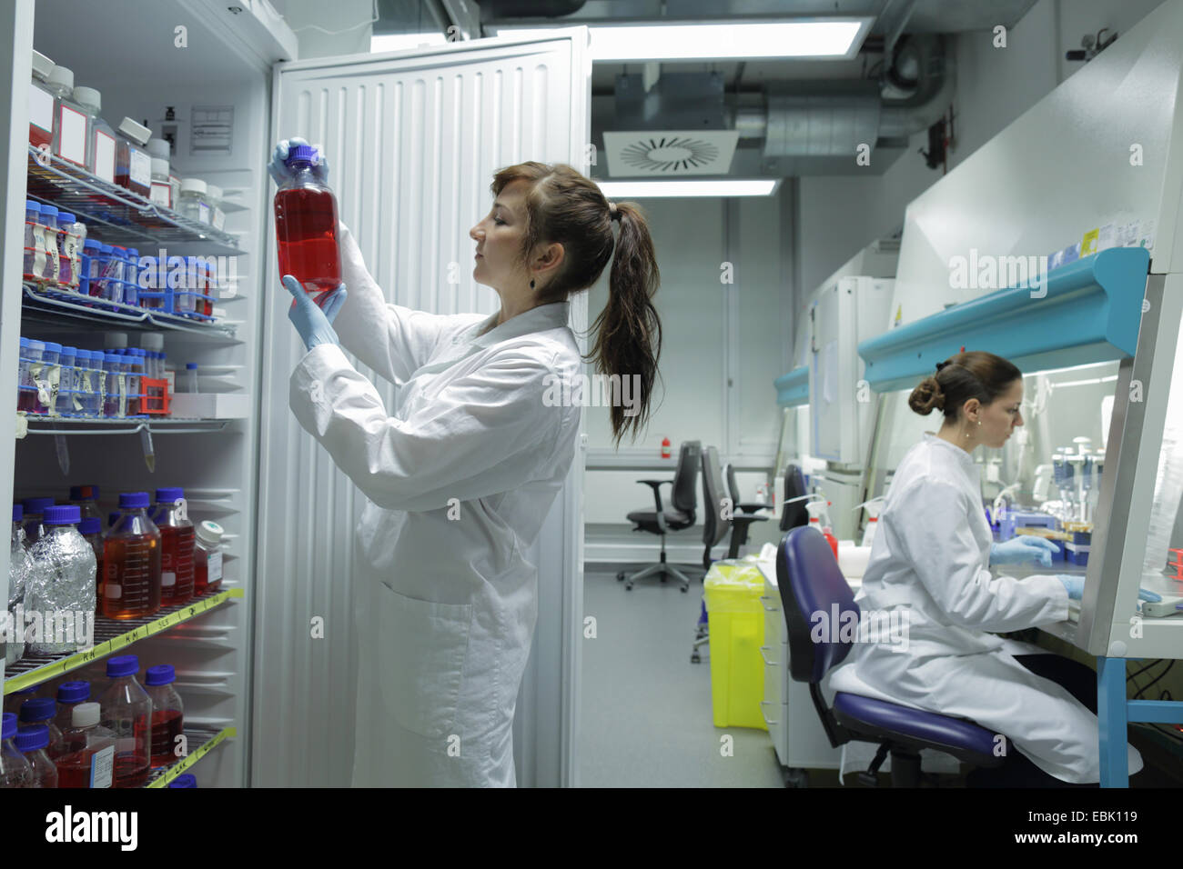 Biology lab hi-res stock photography and images - Alamy