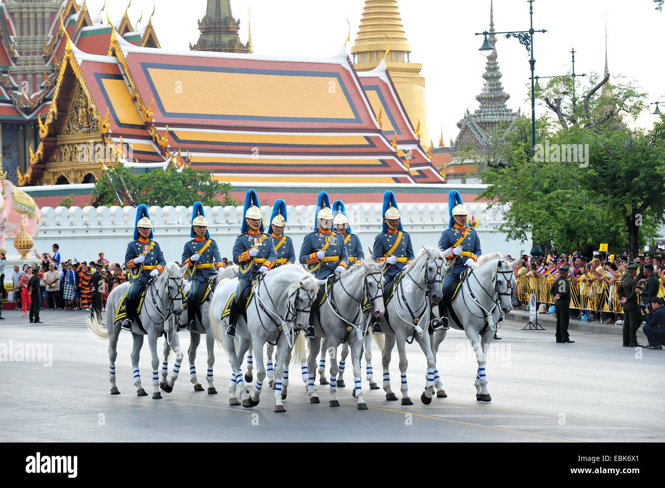 (141202) -- BANGKOK, Dec. 2, 2014 (Xinhua) -- Thai soldiers attend a ...