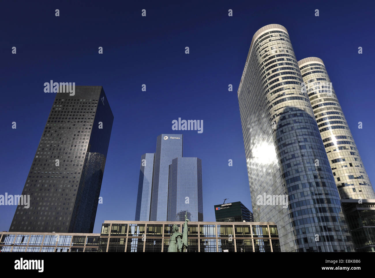 Glass Cladding Of High Rise Building Stock Photos & Glass Cladding Of ...