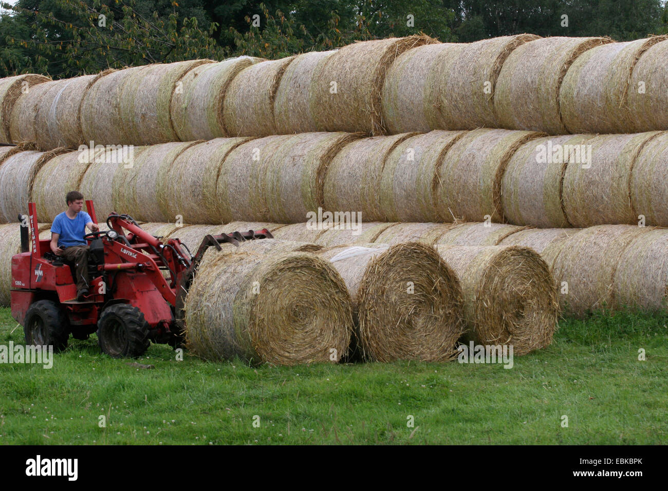 Straw bale stacks hi-res stock photography and images - Alamy