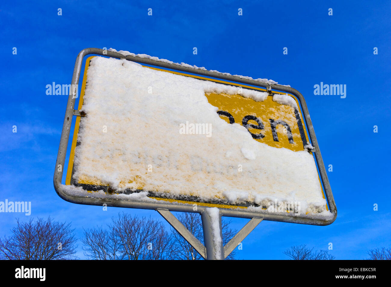 snow-capped place name sign of Bremen, Germany, Bremen Stock Photo - Alamy