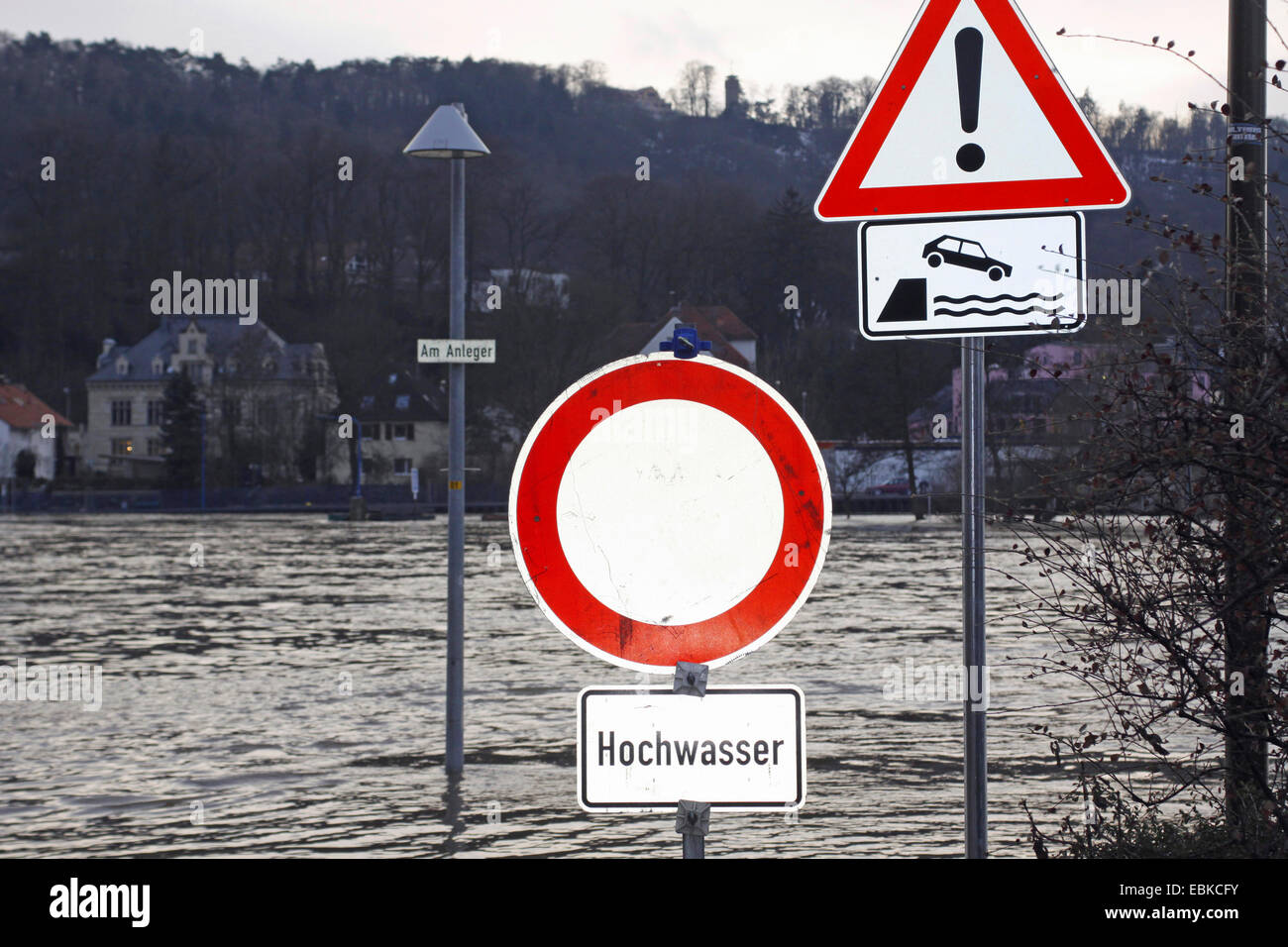 high water of Weser river, 'no through traffic' sign at river bank ...