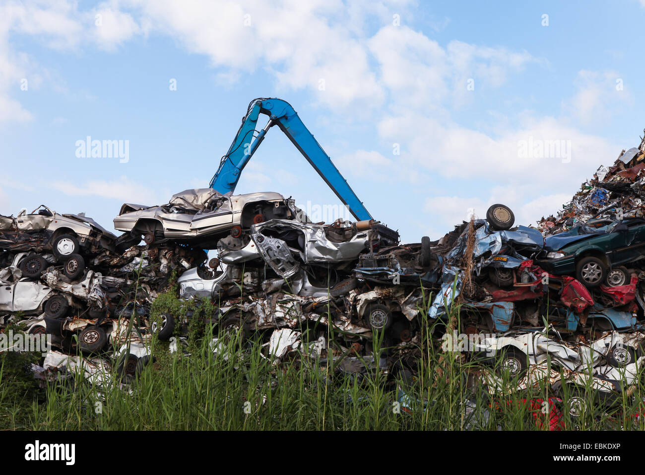 Scrap yard crane hi-res stock photography and images - Alamy Scrap yard crane hi-res stock photography and images - Alamy