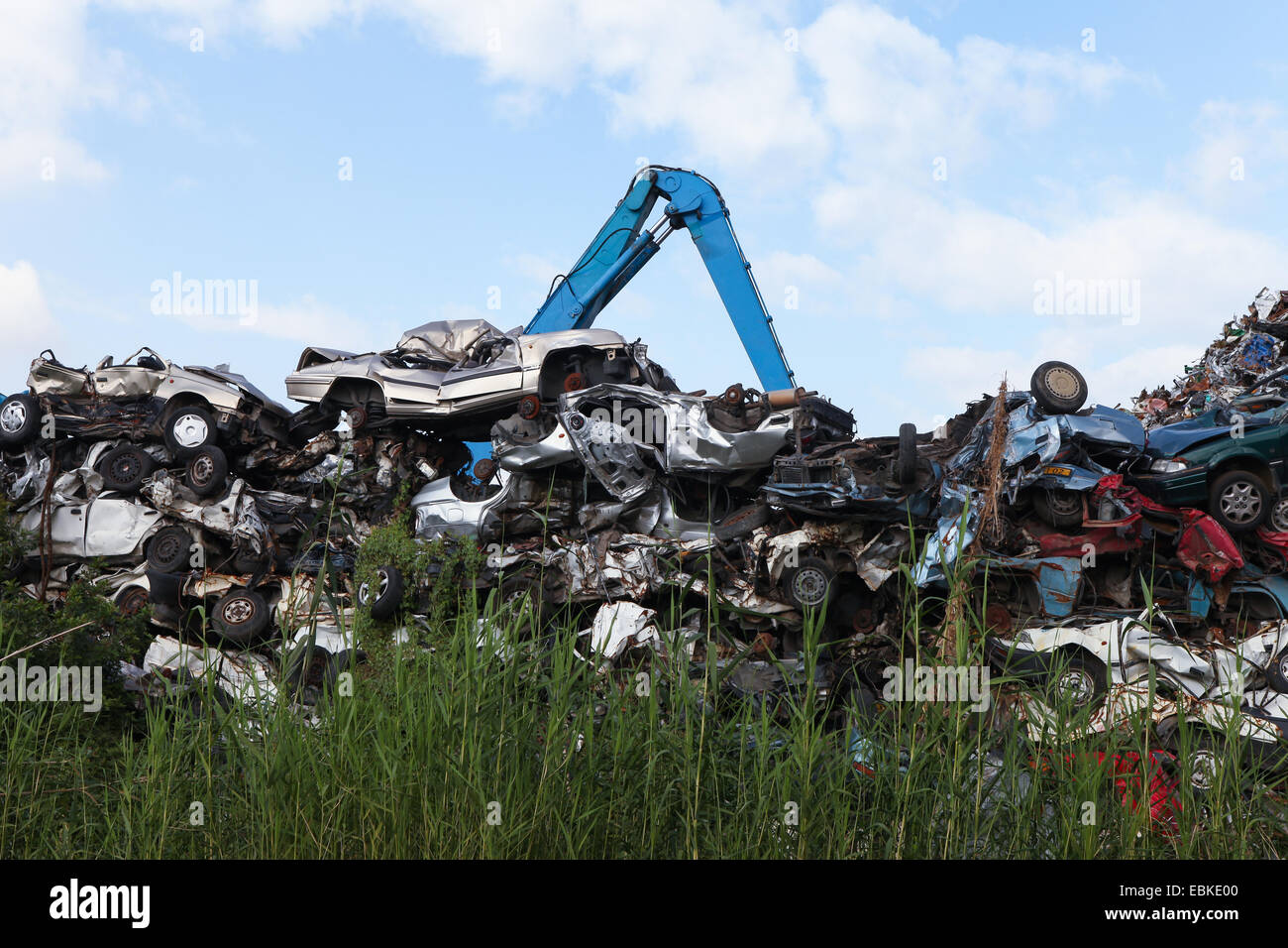 Scrap car yard hi-res stock photography and images - Alamy
