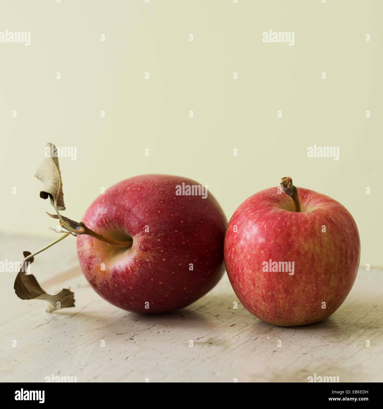 Studio shot of red apples Stock Photo - Alamy