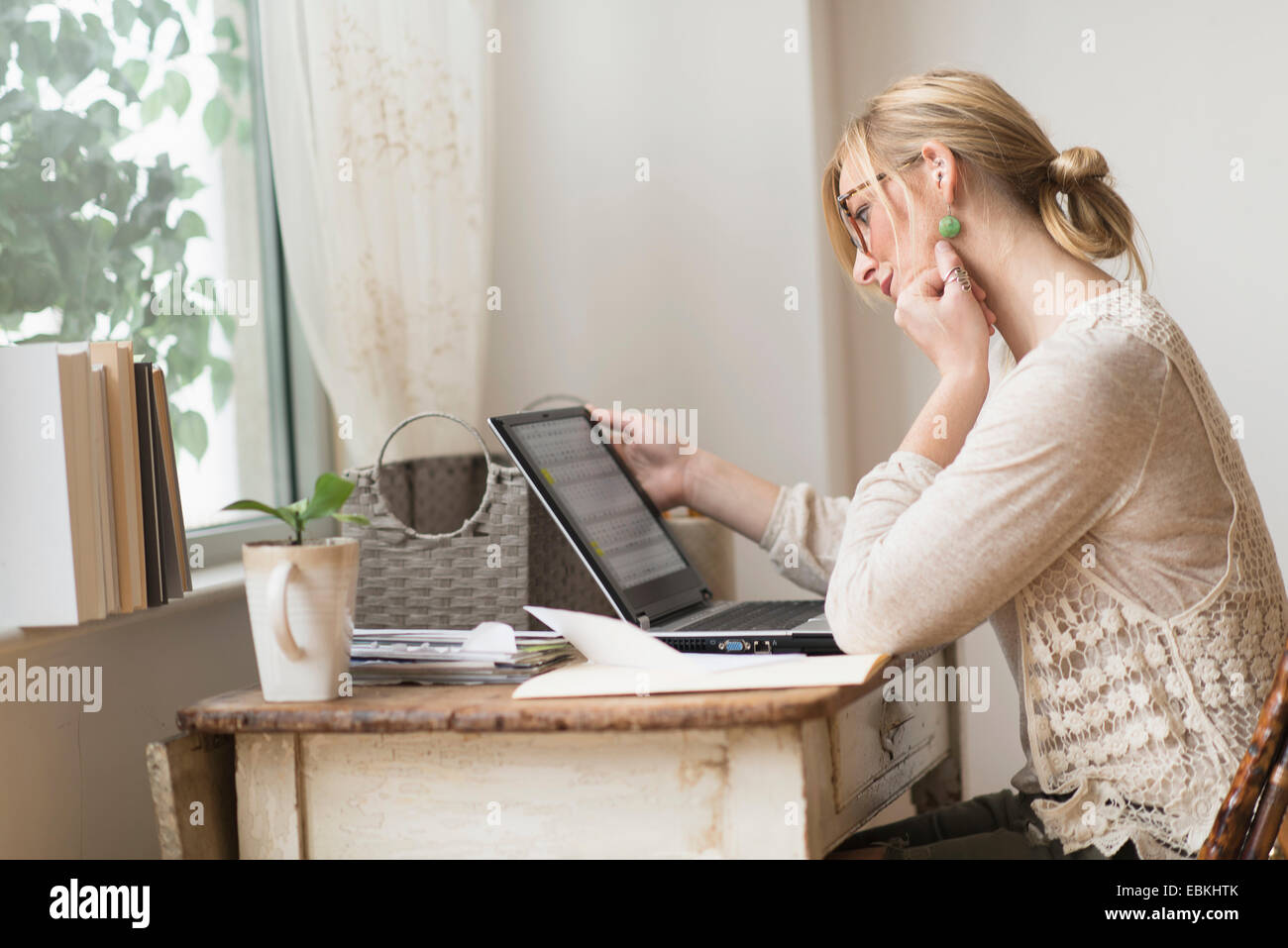 Business lady sitting desk hi-res stock photography and images - Alamy