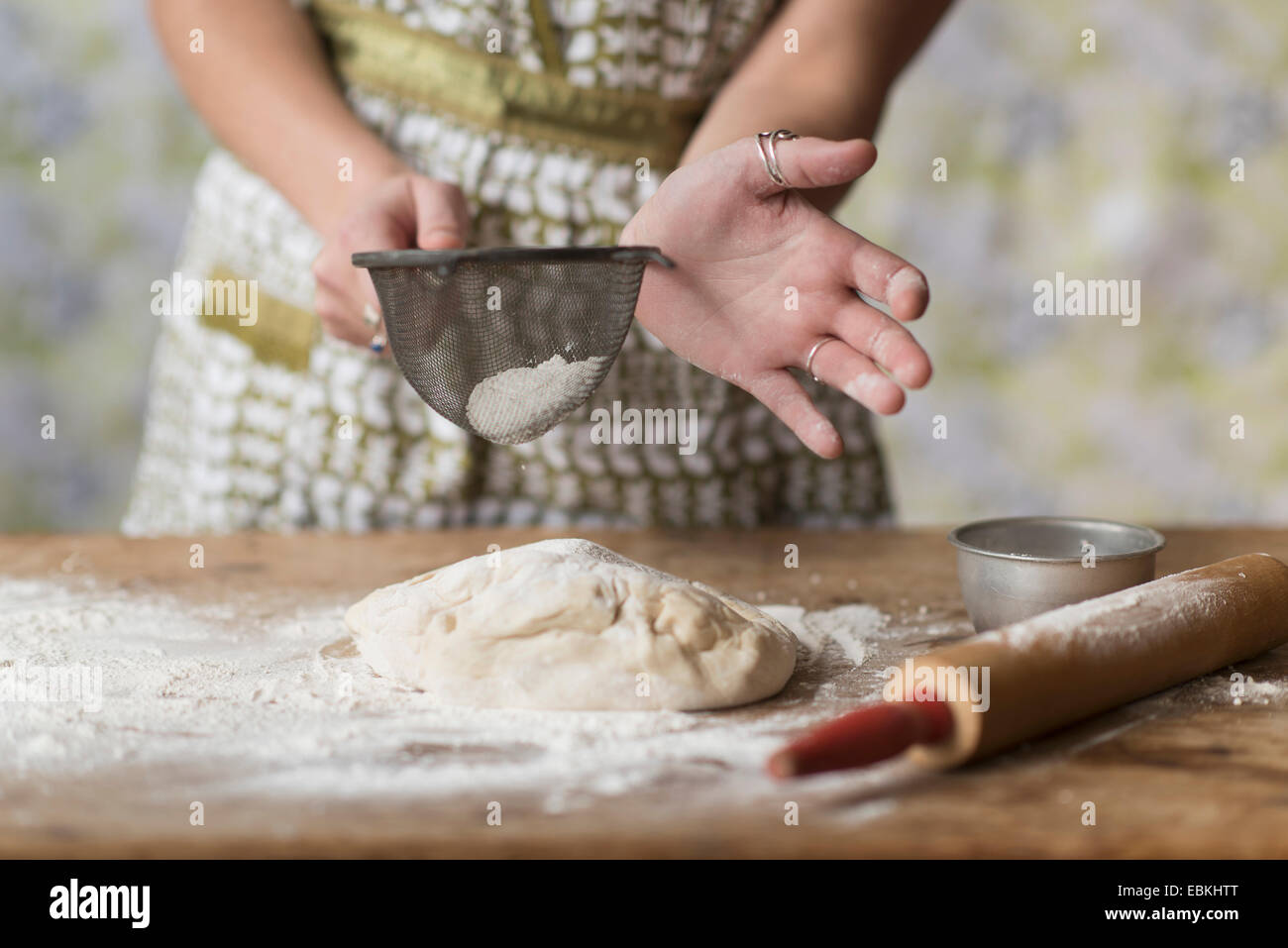 Flour sifting hi-res stock photography and images - Alamy