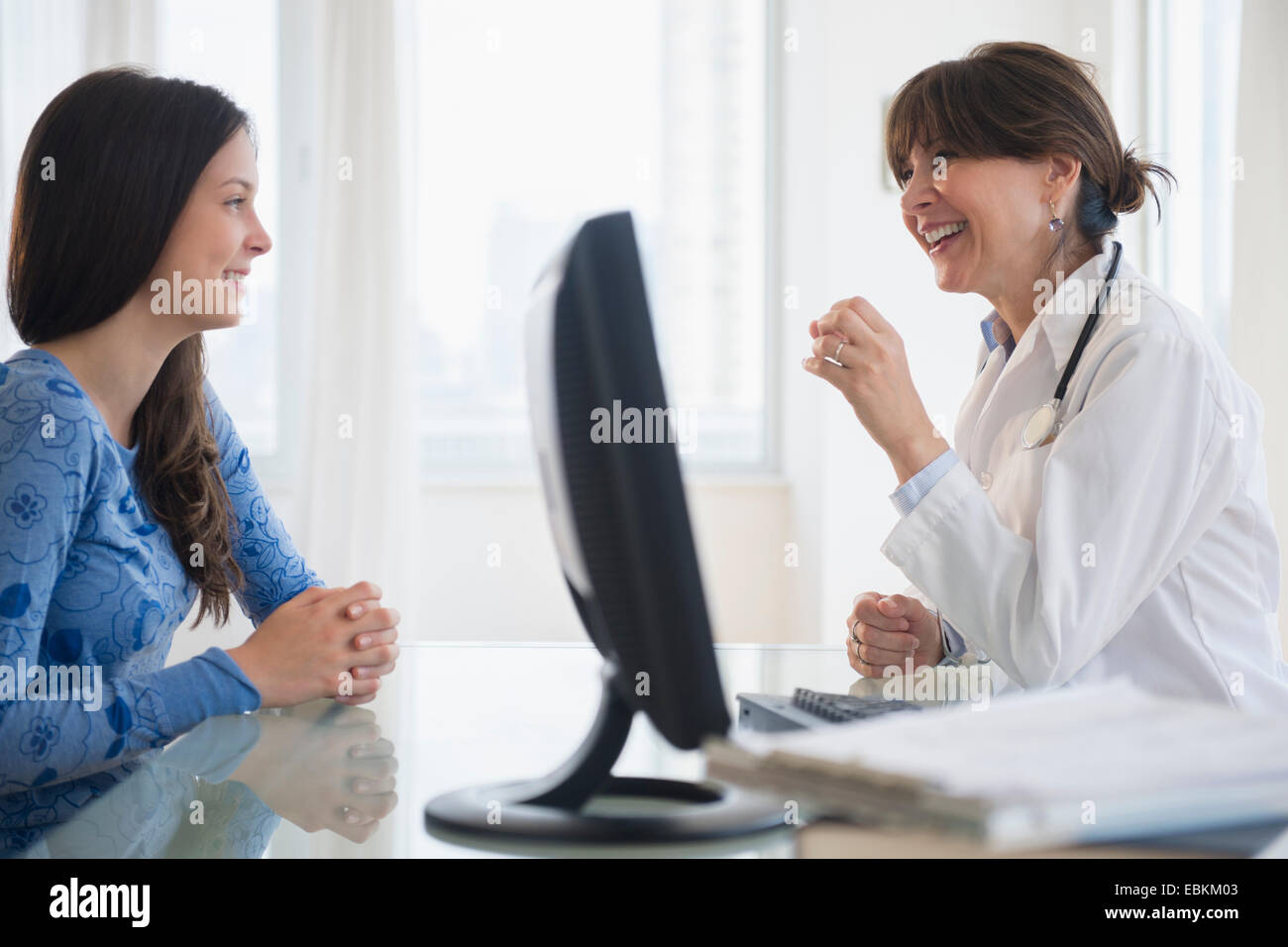 Doctor teen patient hi-res stock photography and images - Alamy