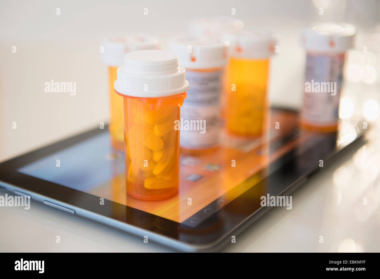 Drug delivery capsule hi-res stock photography and images - Alamy