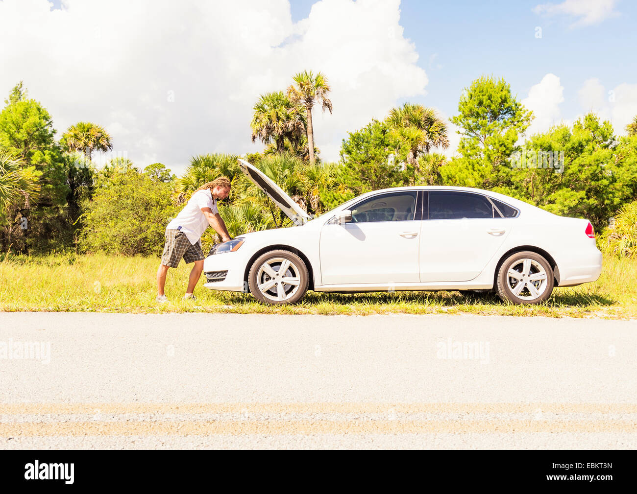 Old man car help hi-res stock photography and images - Alamy