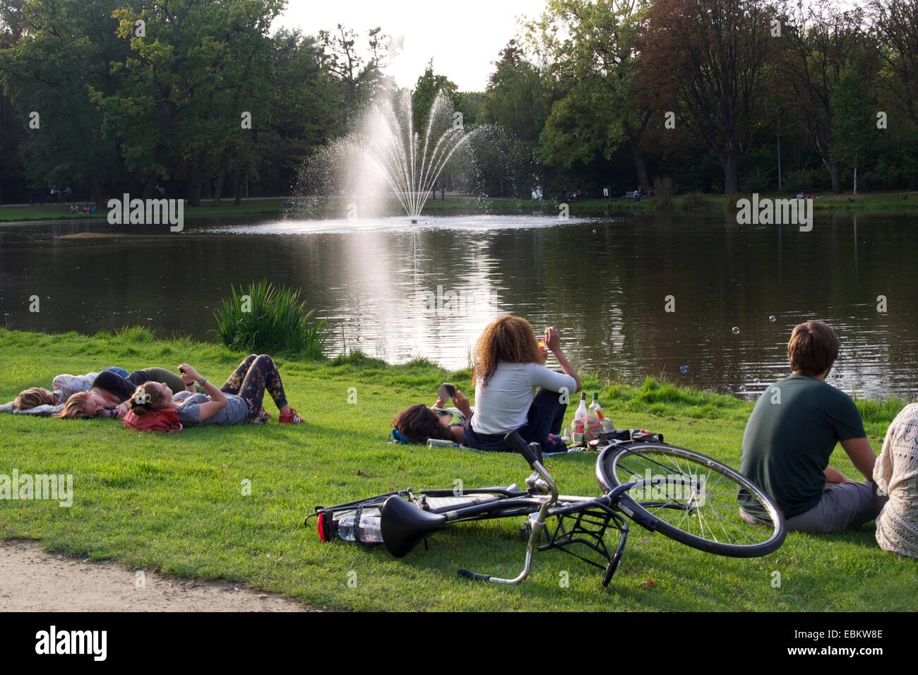 Relaxing afternoon in Vondelpark with friends by the fountain in ...