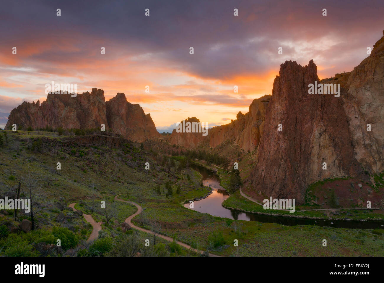 USA, Oregon, Smith Rock, Landscape with rocks and river Stock Photo - Alamy