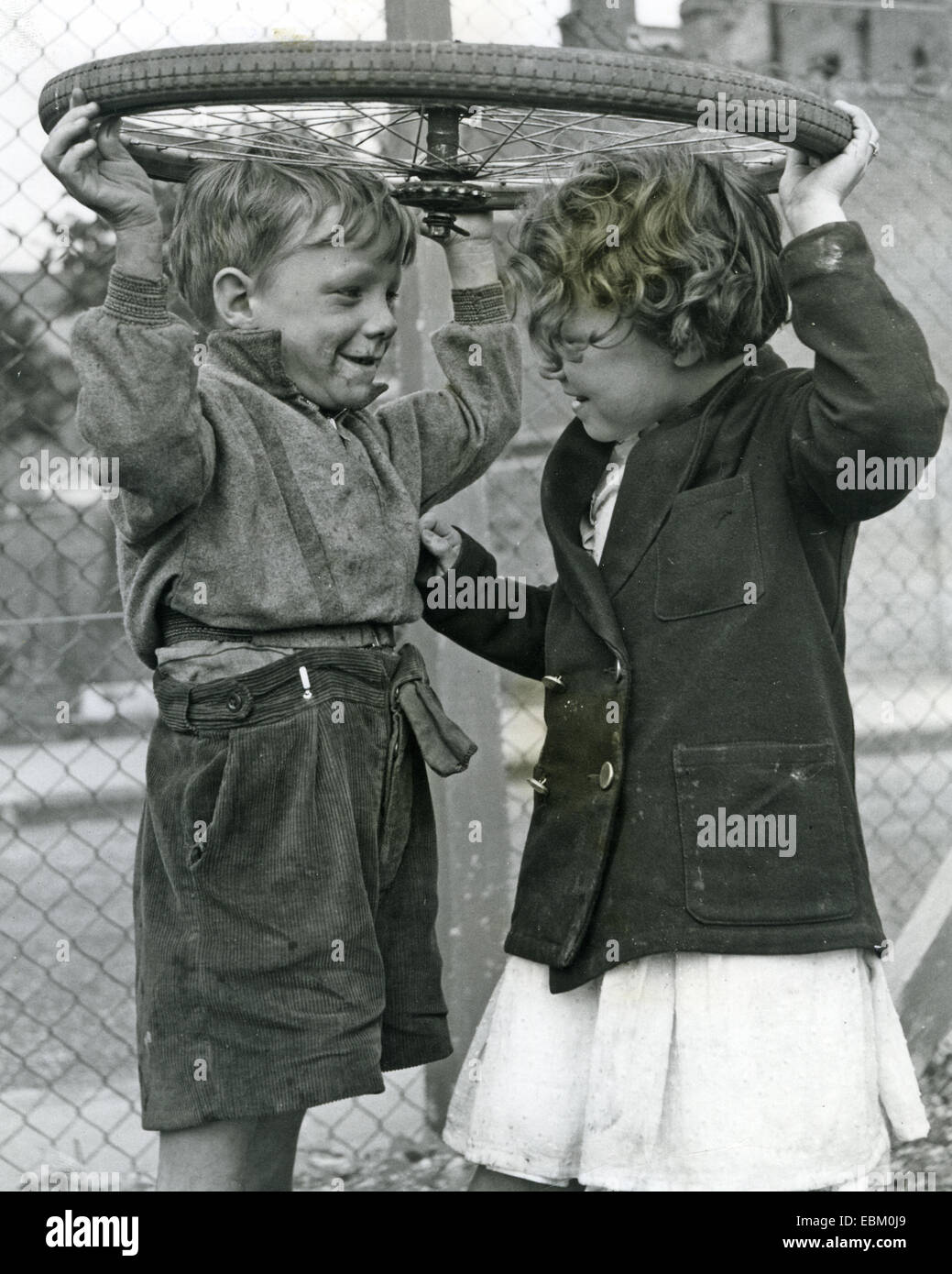 CHILDREN'S GAMES Youngsters in south London about 1958 Stock Photo - Alamy