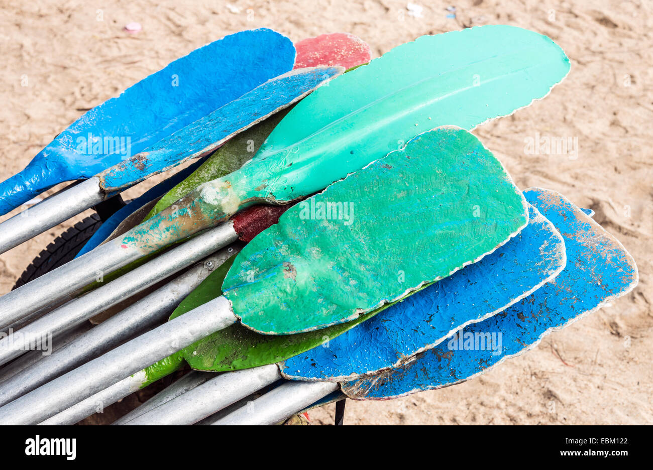 Colorful paddle on the sand for canoeing Stock Photo - Alamy