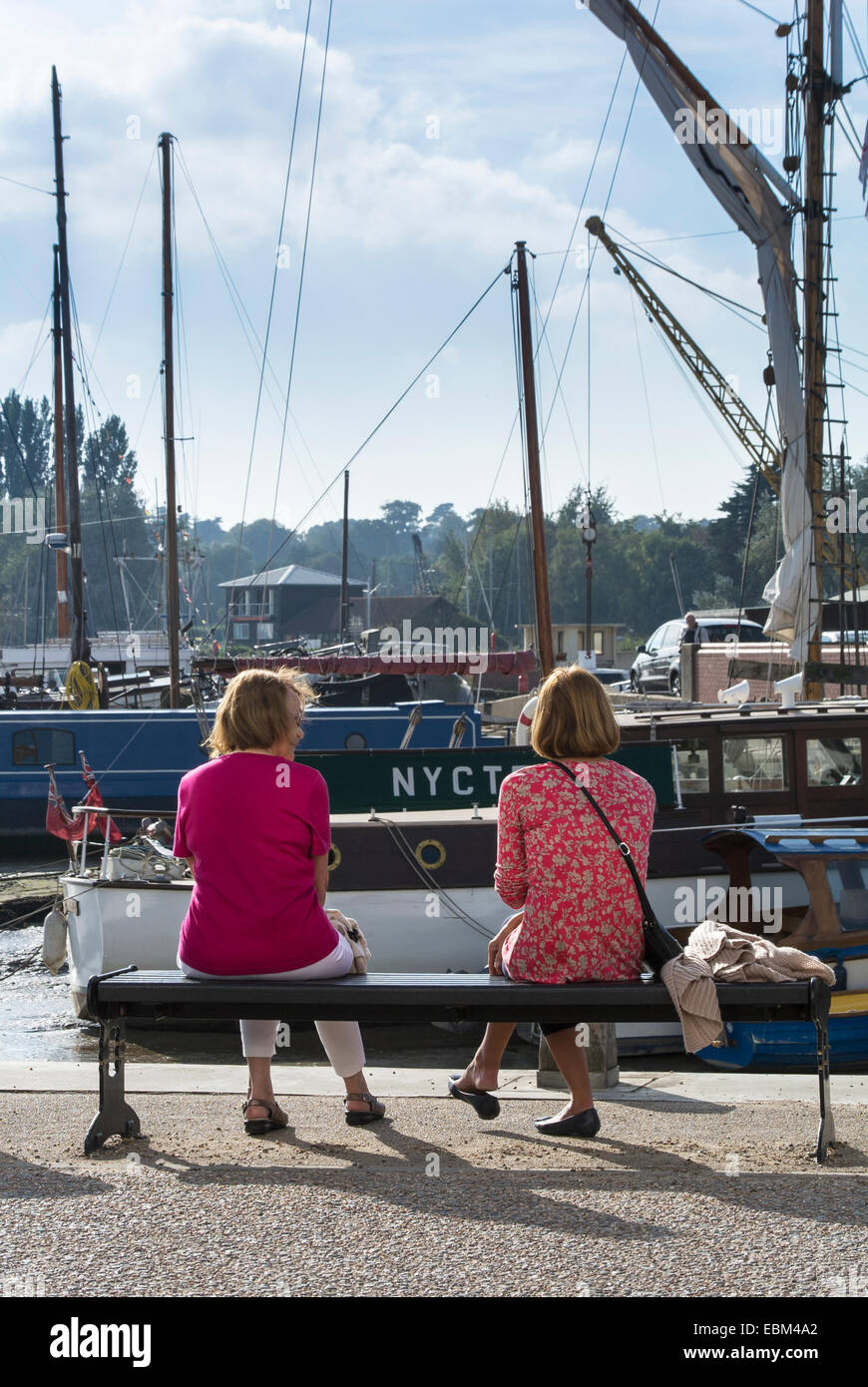 Two women sitting on bench hi-res stock photography and images - Alamy