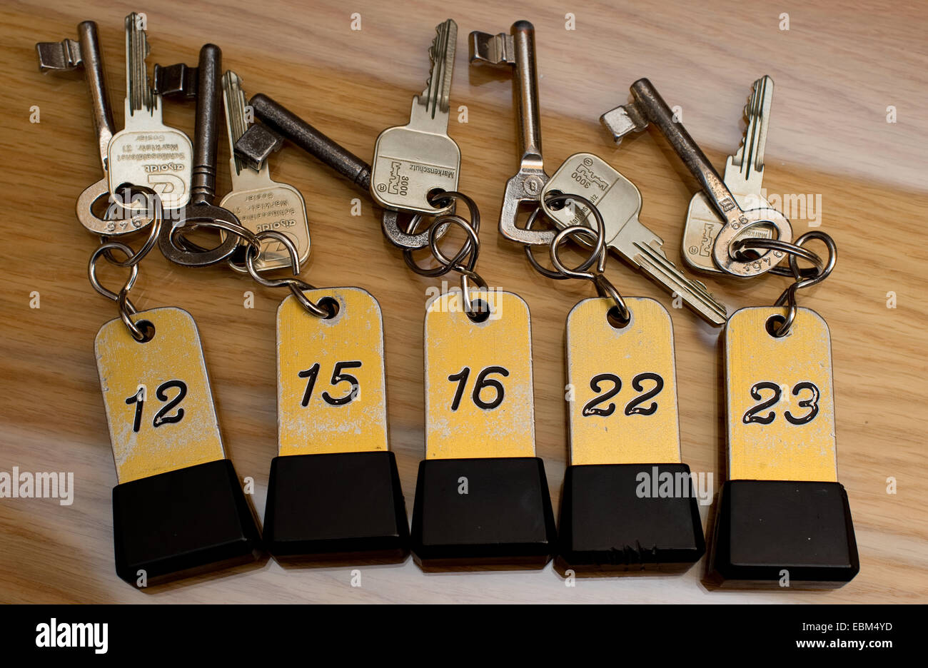 Hotel room keys lie on the reception desk in a guesthouse in Goslar ...