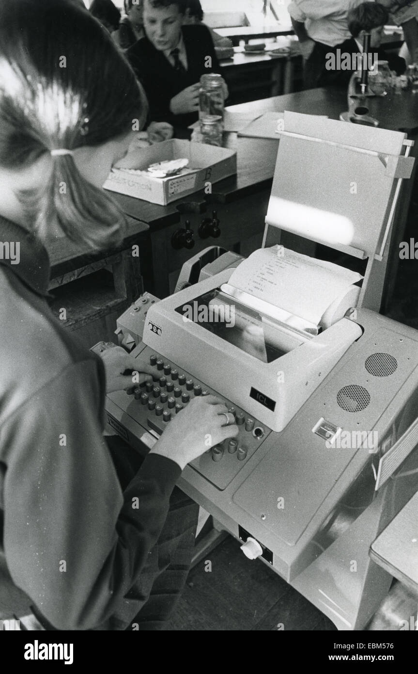 COMPUTERS IN SCHOOLS Pupils at the Thomas Bennett Comprehensive in ...